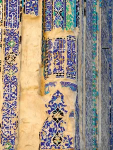 What is written in the inscriptions of Oqsaroy in golden letters?‌‌