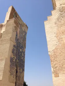 How are the arched niches of the portal in Oqsaroy decorated?‌‌